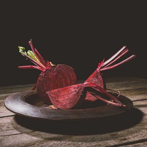 Rode bieten koken, heerlijk met aardappelen en een stukje vlees.