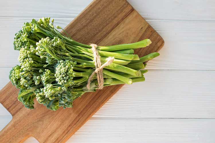Bimi koken lijkt een beetje op het bereiden van broccoli.