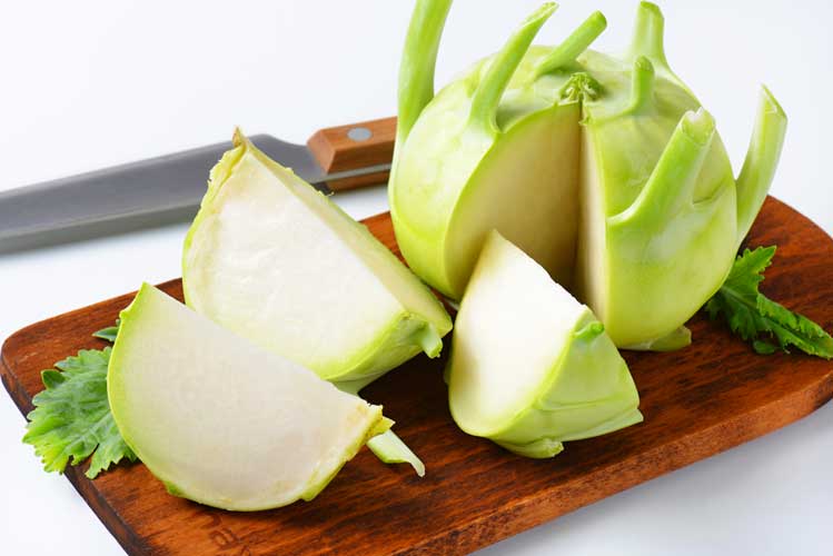 Koolrabi koken, een groente die niet echt bekend is.